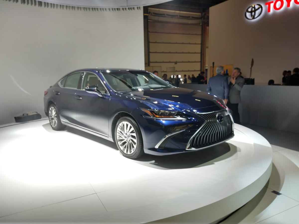 Lexus mostra modelos de luxo no Salão do Automóvel e Mitsubishi exibe o ...