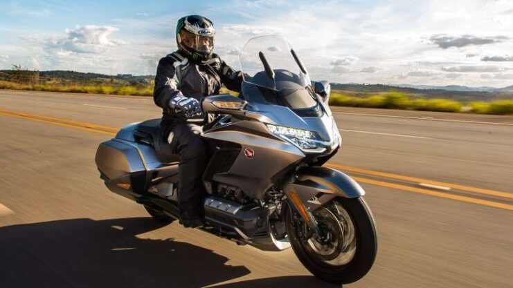 Versão Bagger deixa visual da estradeira Honda Gold Wing mais leve - Vrum