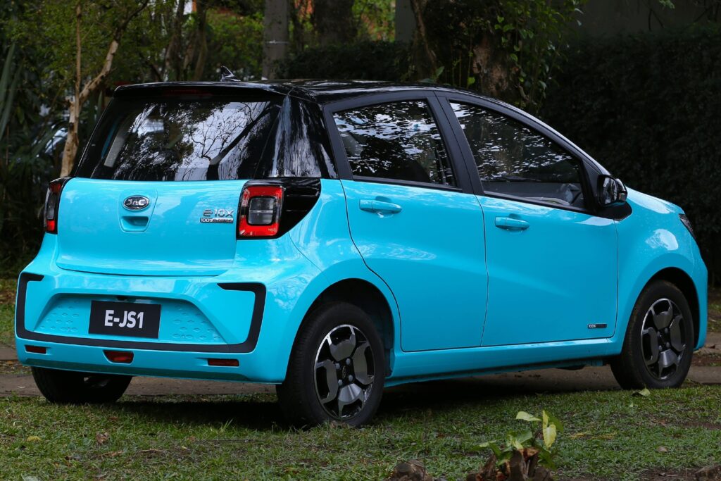 Kwid E-Tech x JAC E-JS1: confira o comparativo dos elétricos “populares”