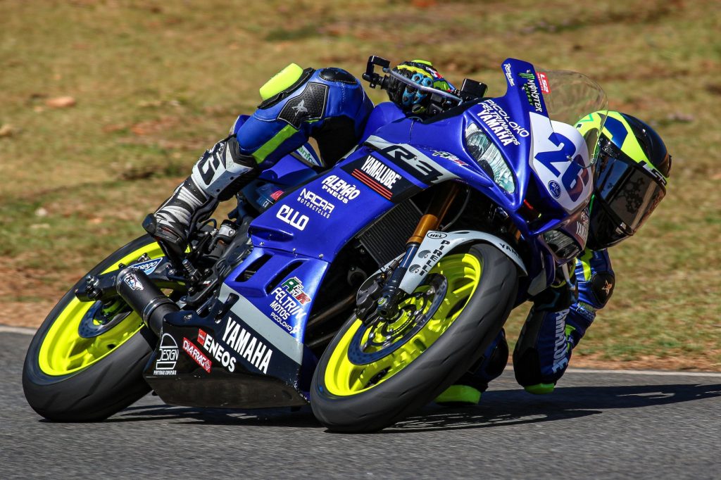 Yamaha YZF-R3 World GP 60TH Anniversary Edition na pista