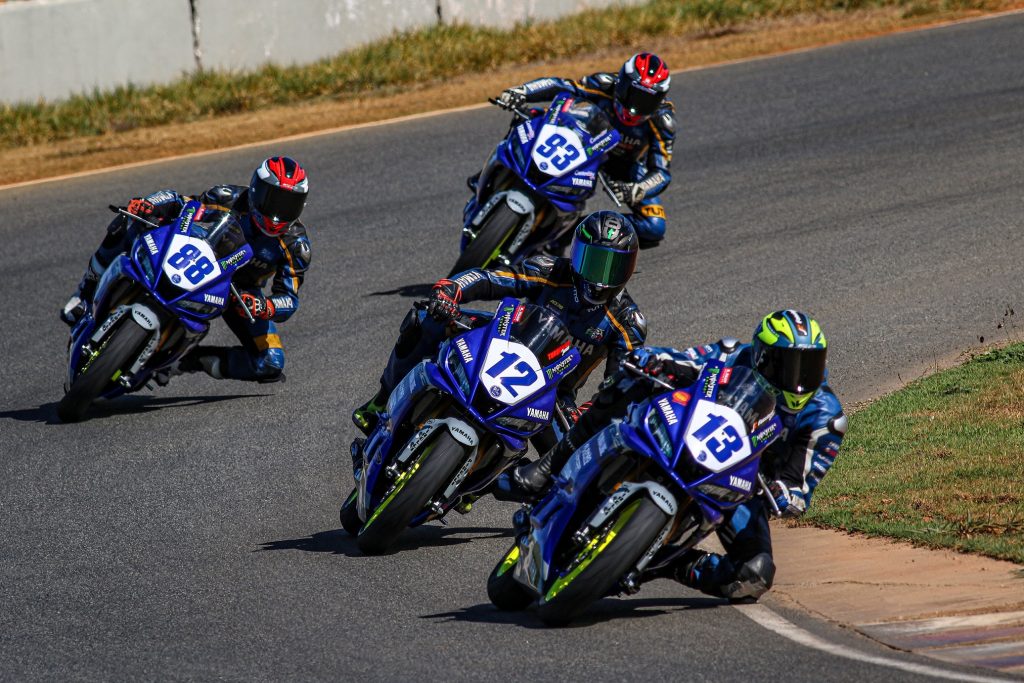 Yamaha YZF-R3 World GP 60TH Anniversary Edition na pista