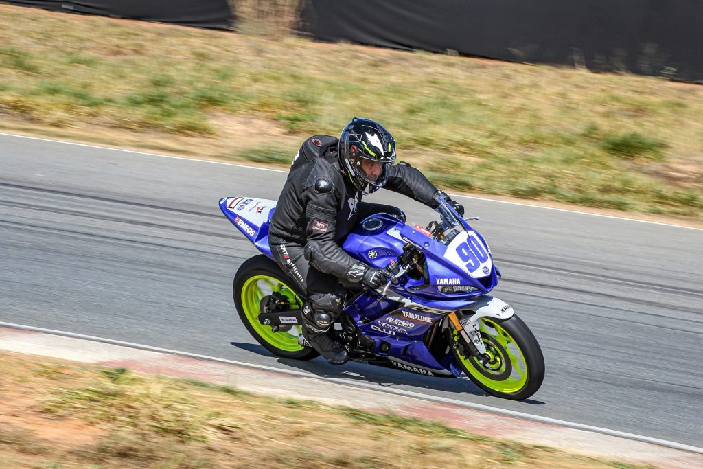 Yamaha YZF-R3 World GP 60TH Anniversary Edition na pista