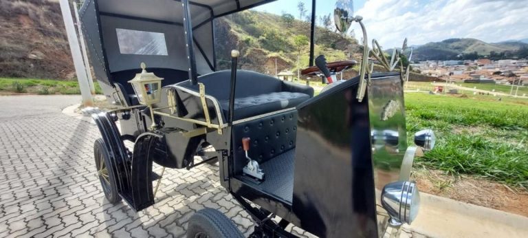 Carruagem elétrica substitui tração animal em Poços de Caldas