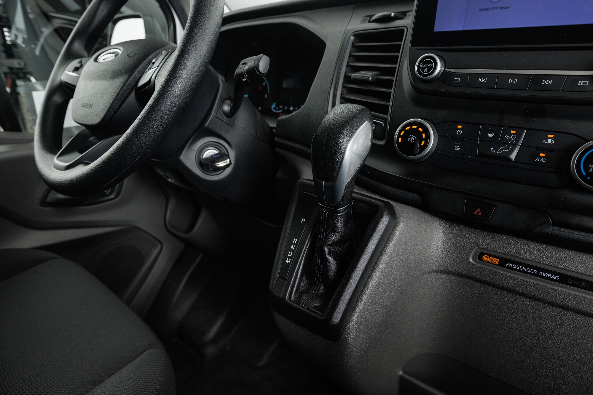 Ford Transit 2023 traz câmbio automático e nova versão elétrica