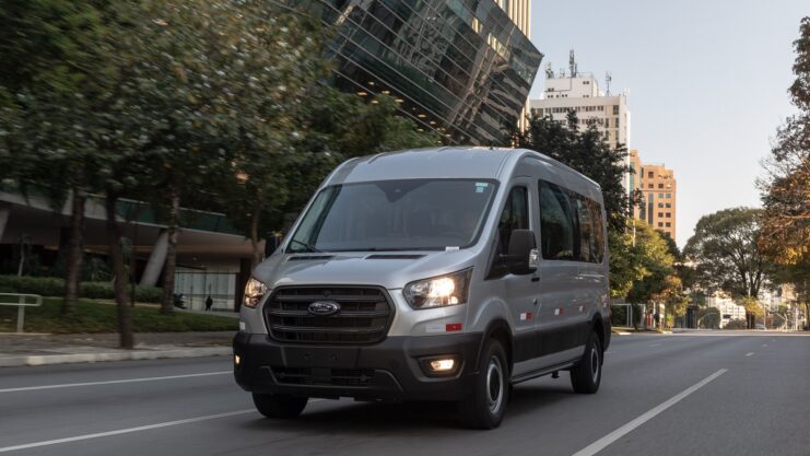 Ford Transit 2023 traz câmbio automático e nova versão elétrica