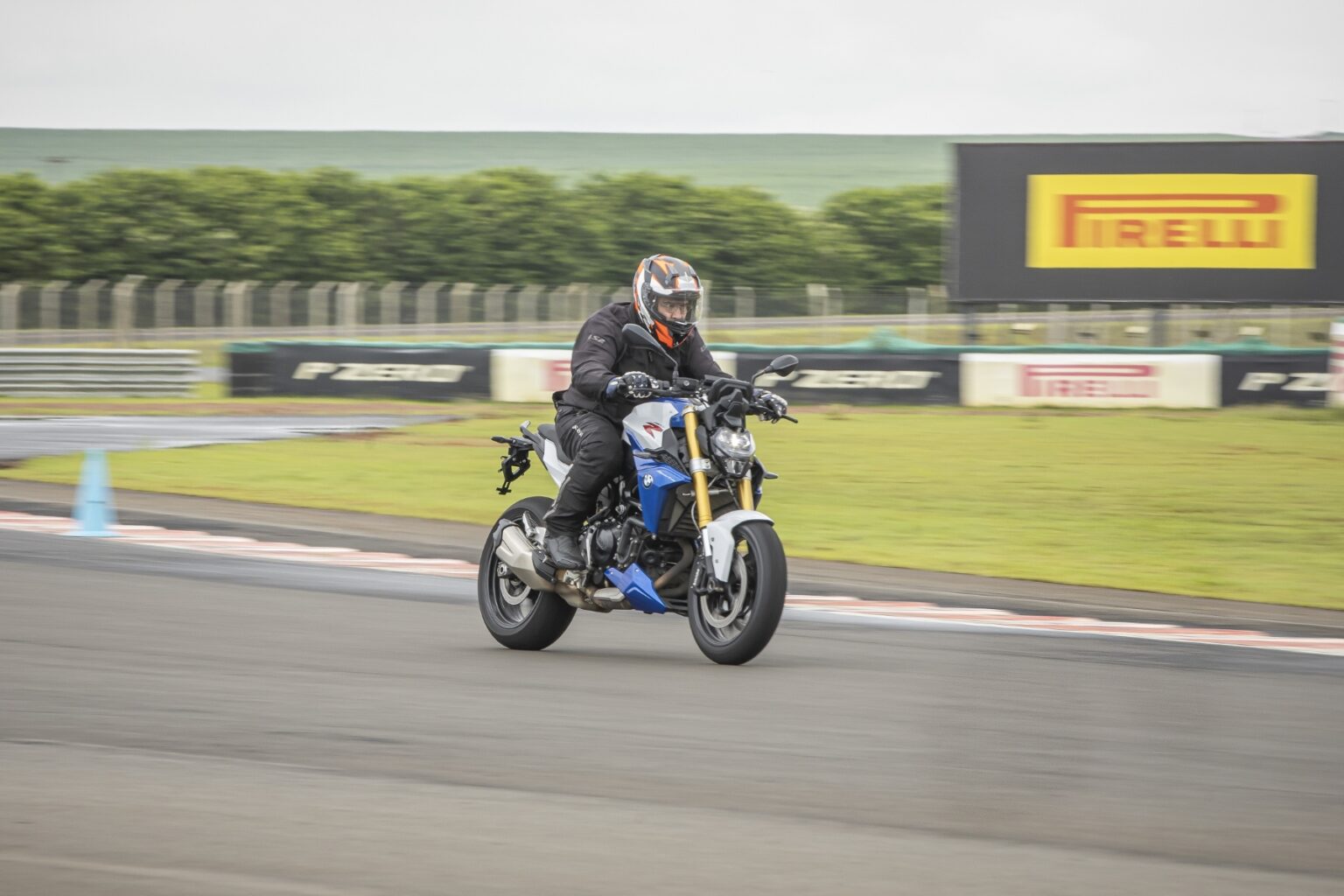 BMW F 900R Sport e F 900R Sport Plus formam a dupla dinâmica