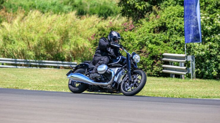 BMW R18: estilo cruiser e motor boxer, por R$ 139.990 - Vrum