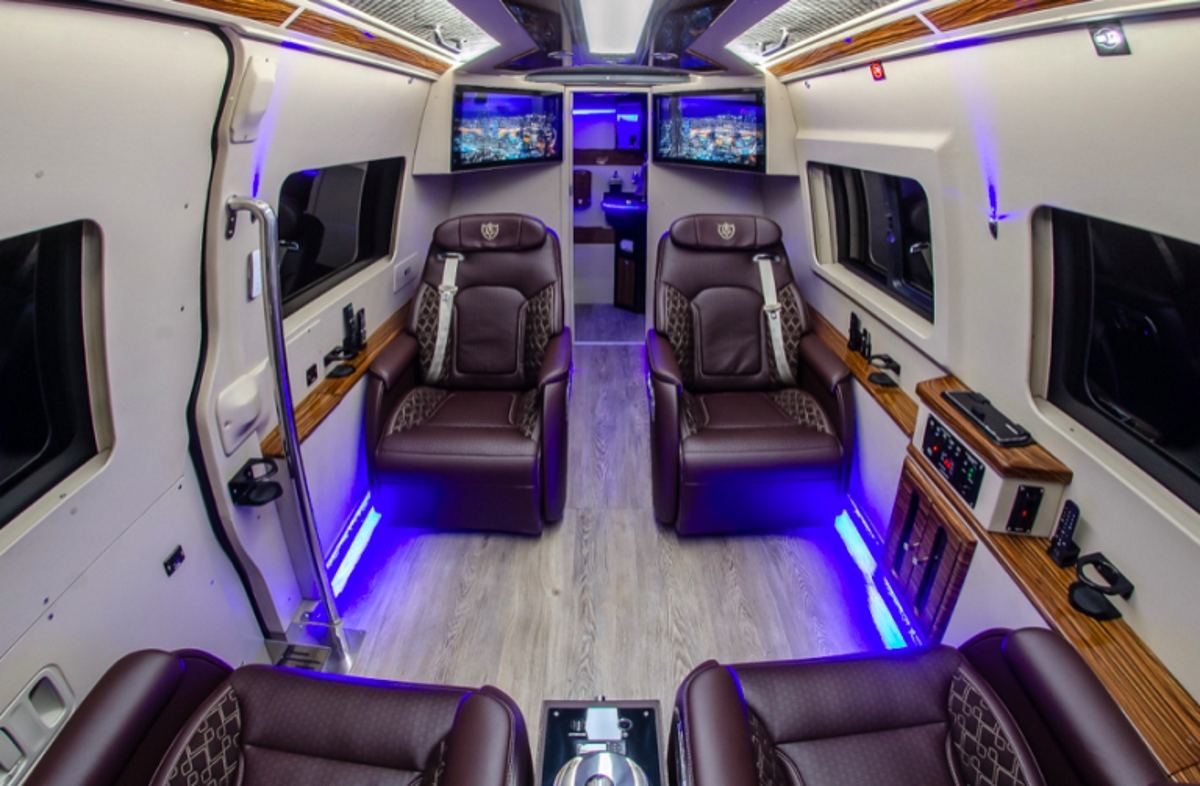 JetVan de luxo faz sucesso entre jogadores; conheça o veículo