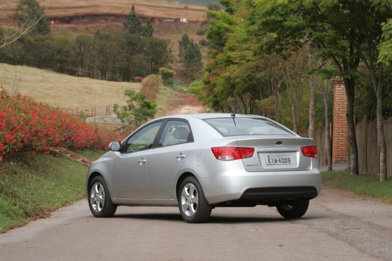 Kia Cerato 2012: 10 pontos importantes sobre o sedan médio