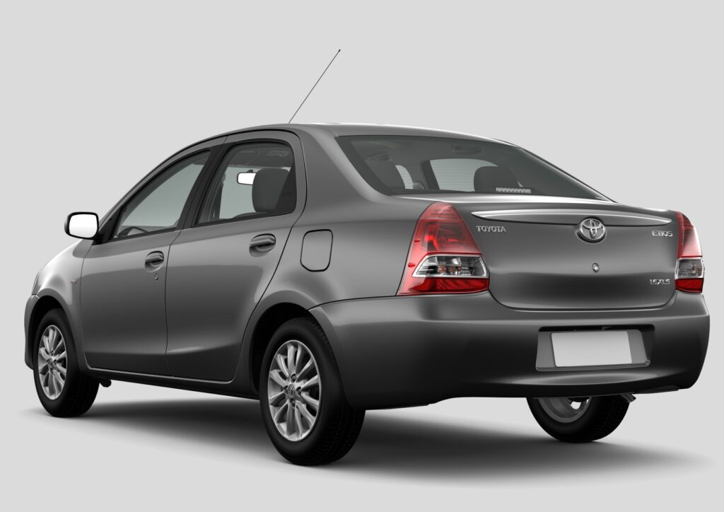 Toyota Etios: 10 fatos sobre patinho feio da marca japonesa - Vrum